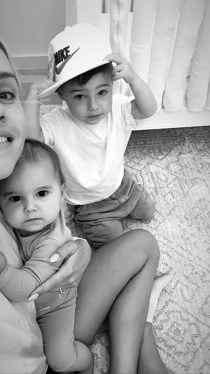 Claire Holt con sus hijos Elle y James Holt Joblon - @MermaidsH2O